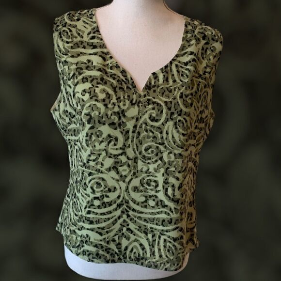 Reba | Tops | Rebaswirlprintsleevelesstop | Poshmark